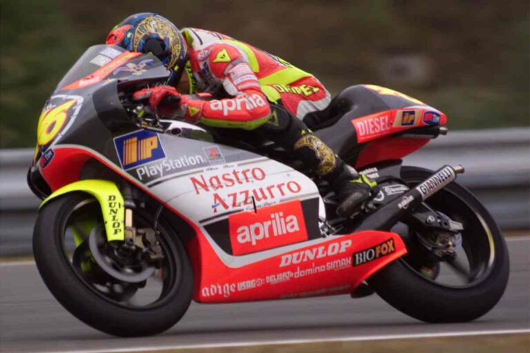 Sogni di guidare l’Aprilia da gara di Valentino Rossi? L’offerta è ...