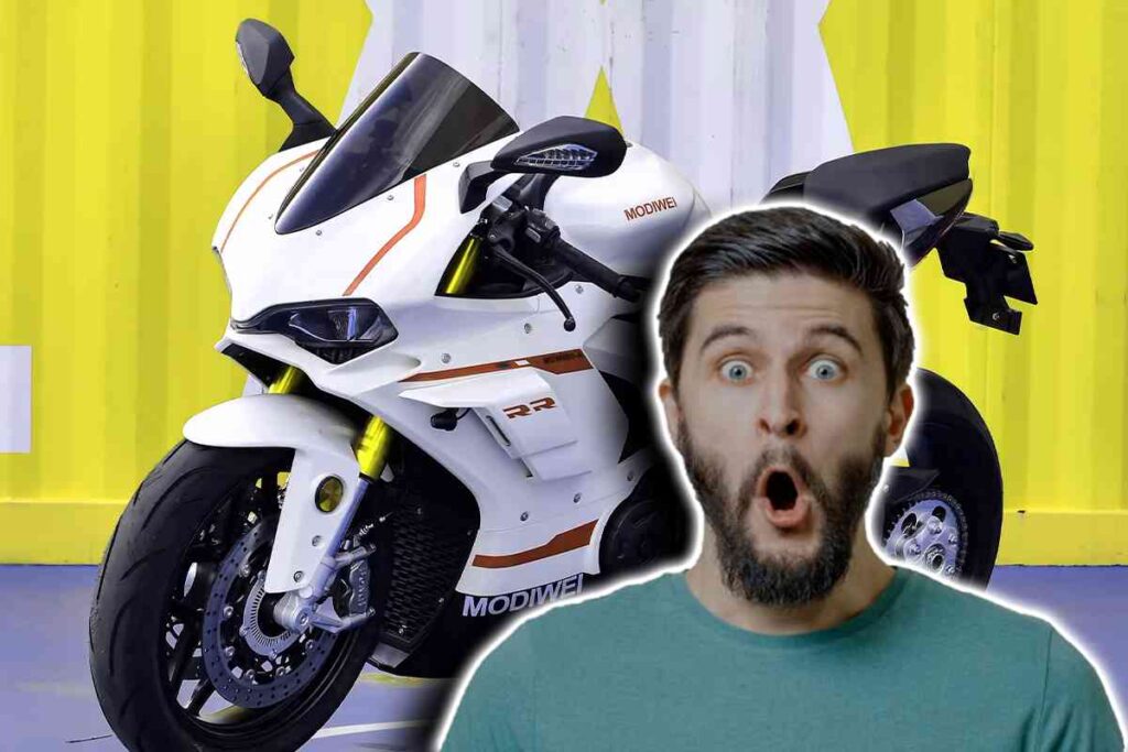 E' uguale alla Ducati Panigale ma costa solo 5000€ ha pure le ali, è ...